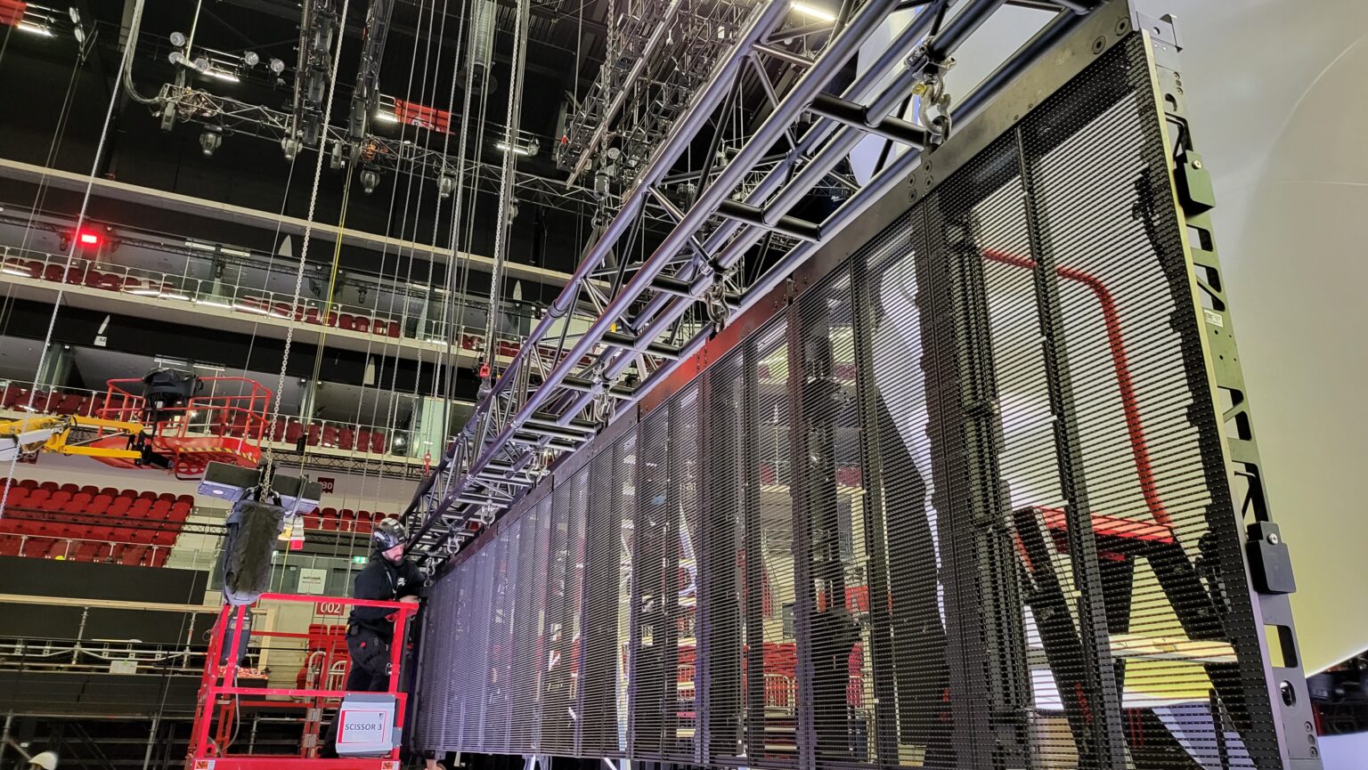 The H40V Middle Beam | Blackout | Suppliers of Drapes & Rigging
